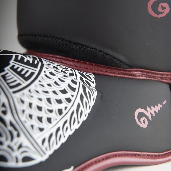 8 WEAPONS Shin Guards - Sak Yant Naga black M